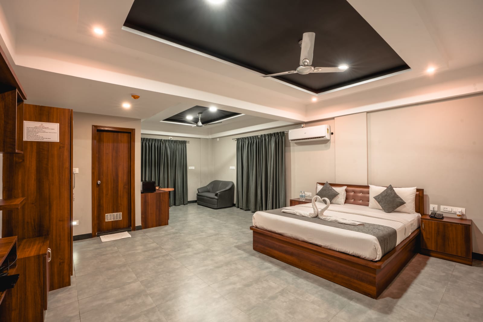 Hotel Rooms – Deroyale Sapphire Suites